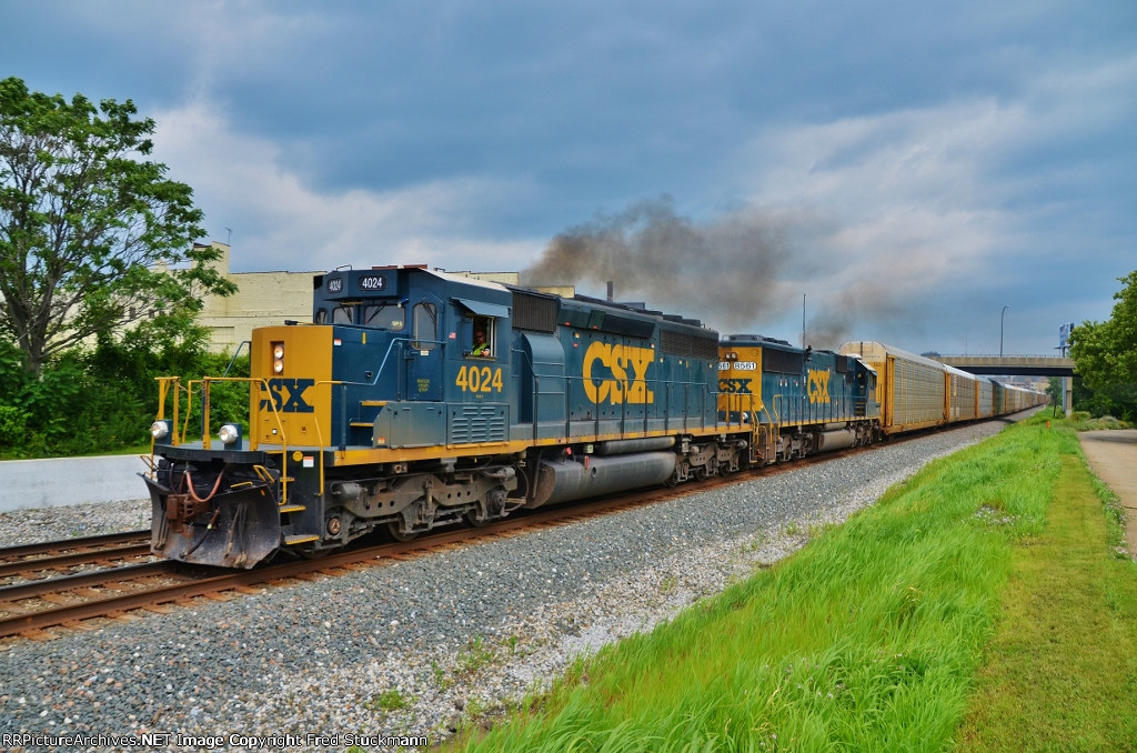 CSX 4024, smoke and a friendly wave.